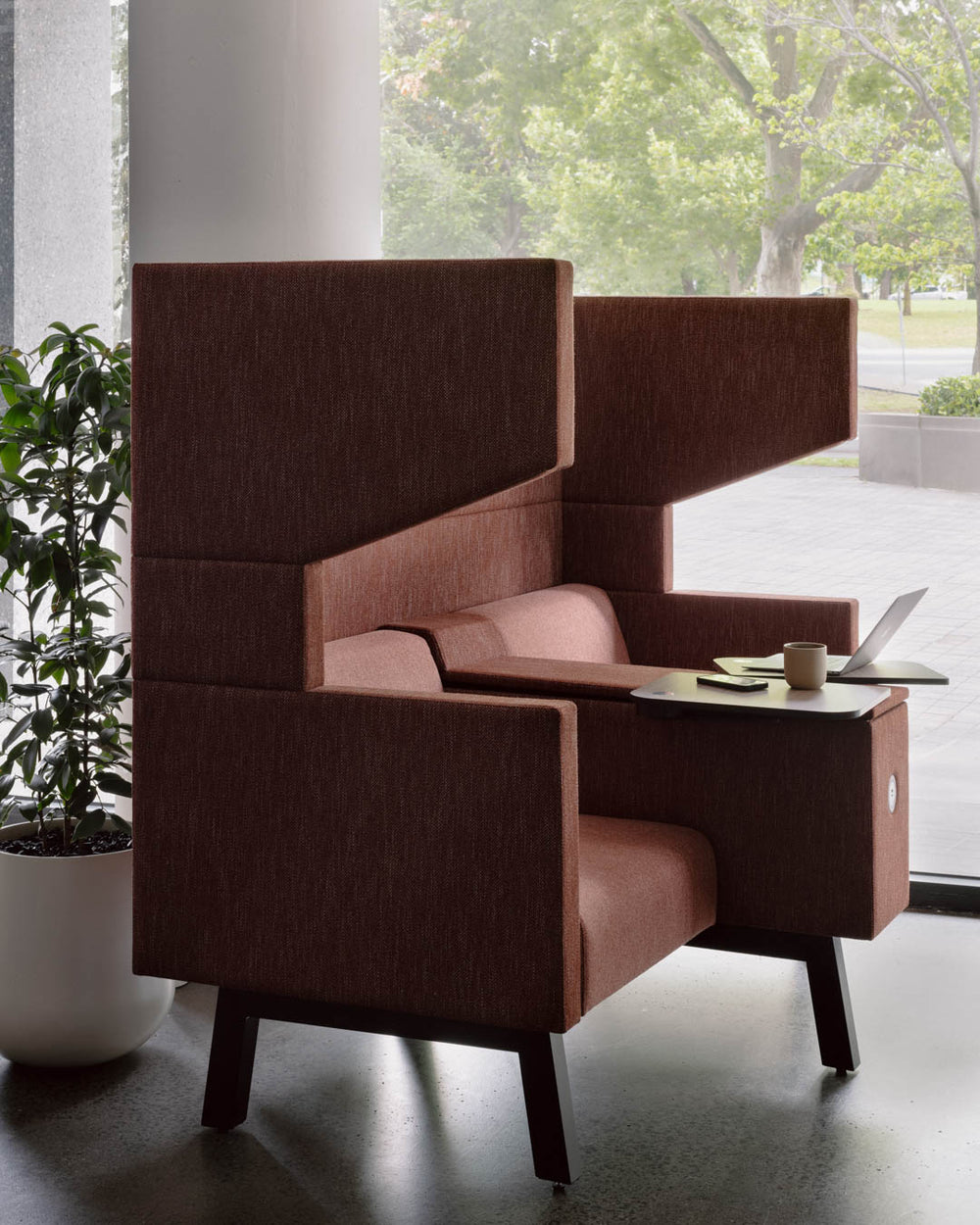 Hybrid Booth Lounge - HOW Group